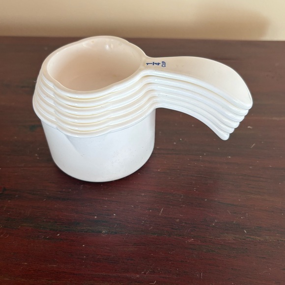 Tupperware | Kitchen | Tupperware Set Of 6 Measuring Cups White Curved ...
